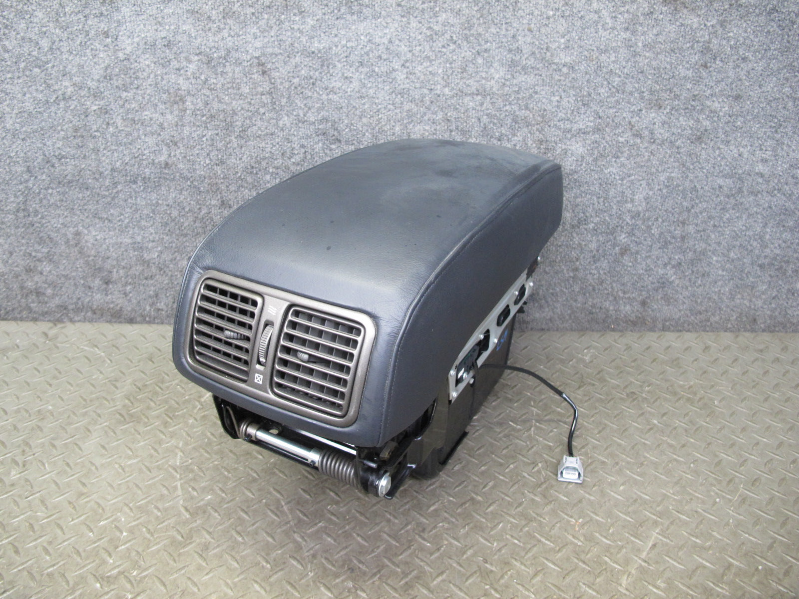 04-06 Lexus UCF30L LS430 Center Console Armrest w Storage & Air Vent A ...